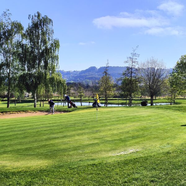 Jugar al golf en Asturias - Bienvenidos a Deva Golf - Deva Golf